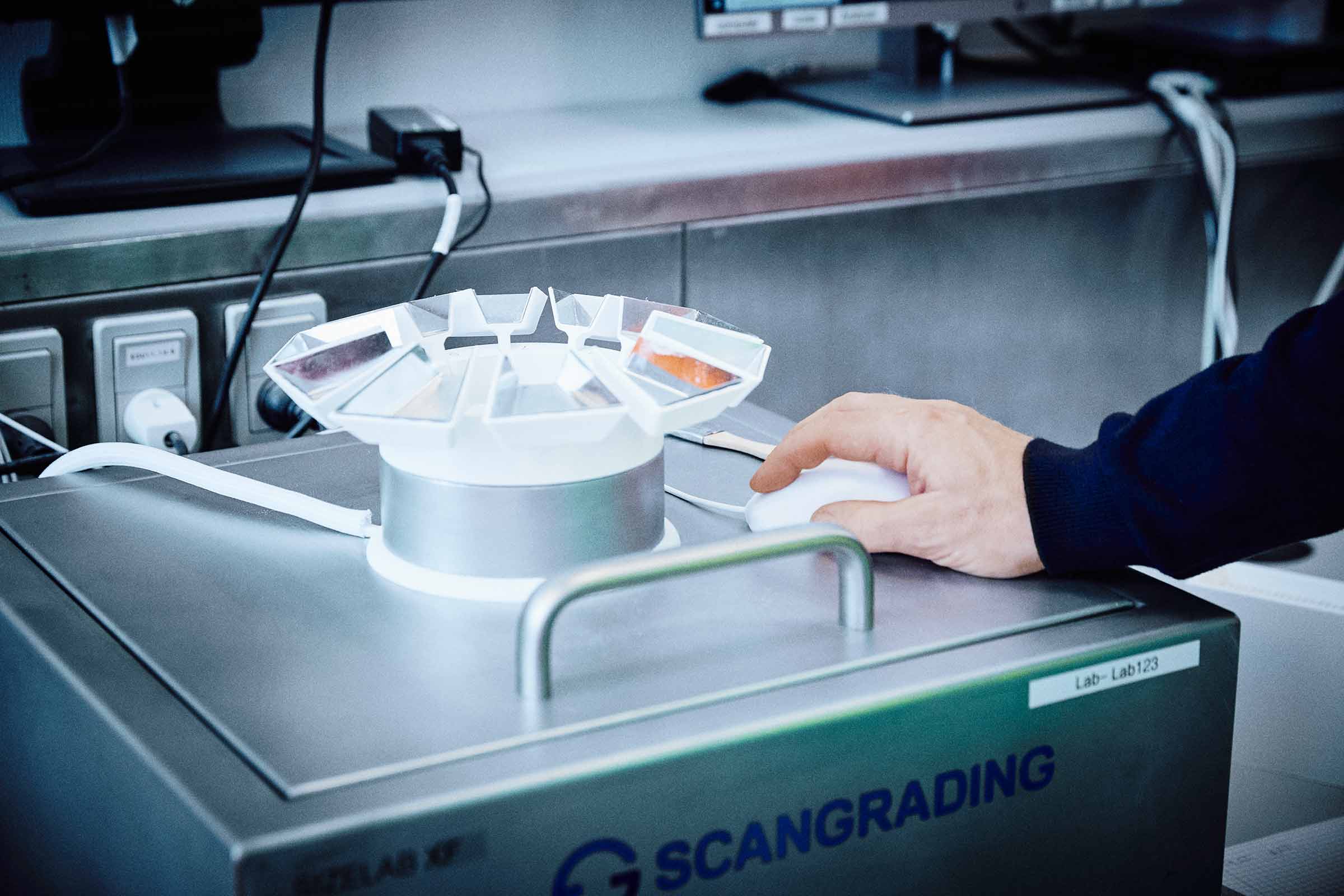 Automated analysis of sugar samples in the laboratory